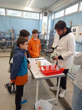 Les élèves de la section PCE sensibilisent les collégiens de Pasteur à ...